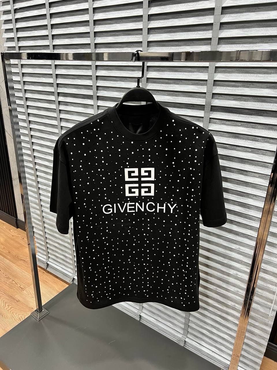 GIVENCHY – Dream Land